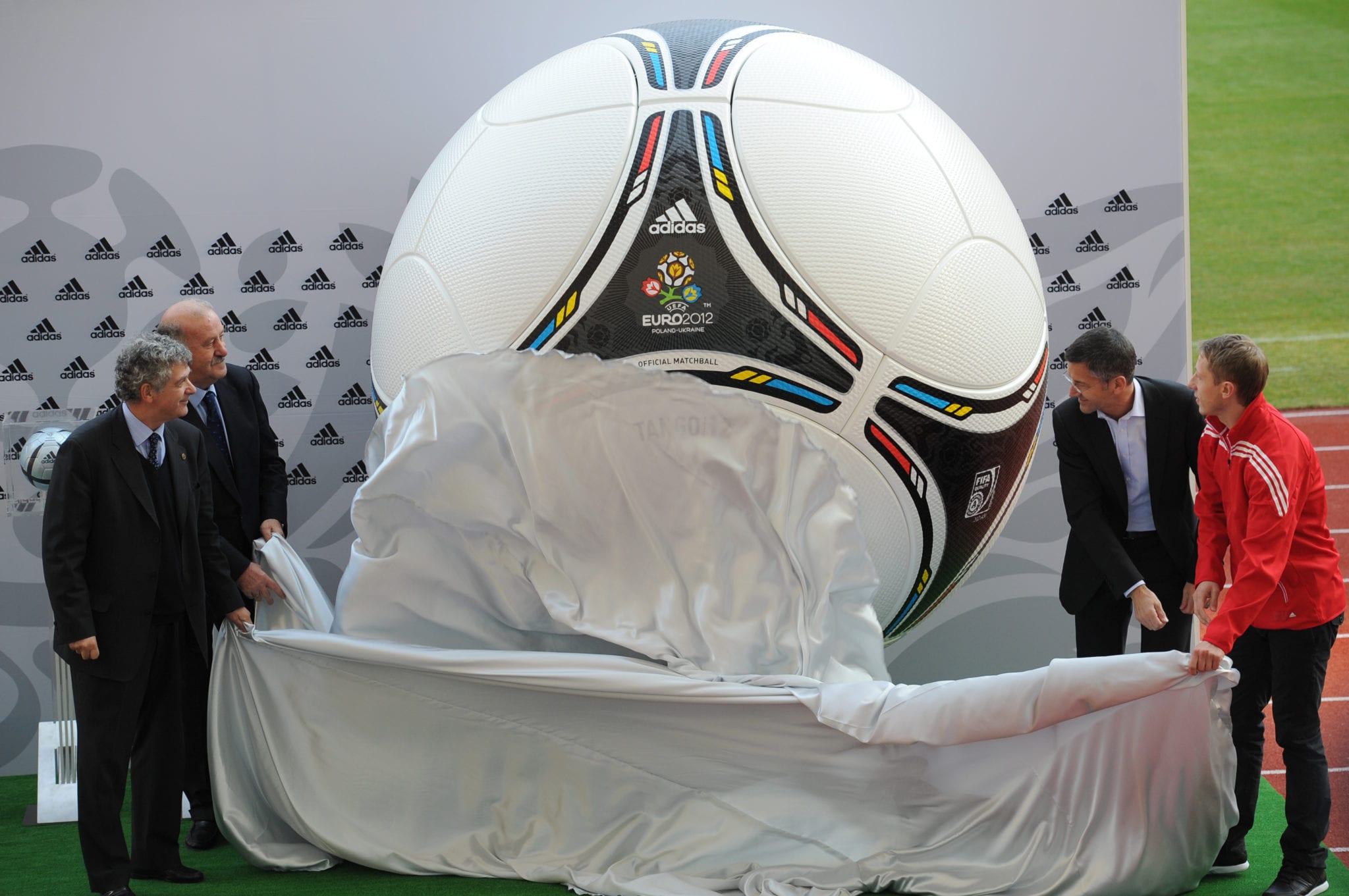 Euro 2012 Tango, il pallone ufficiale